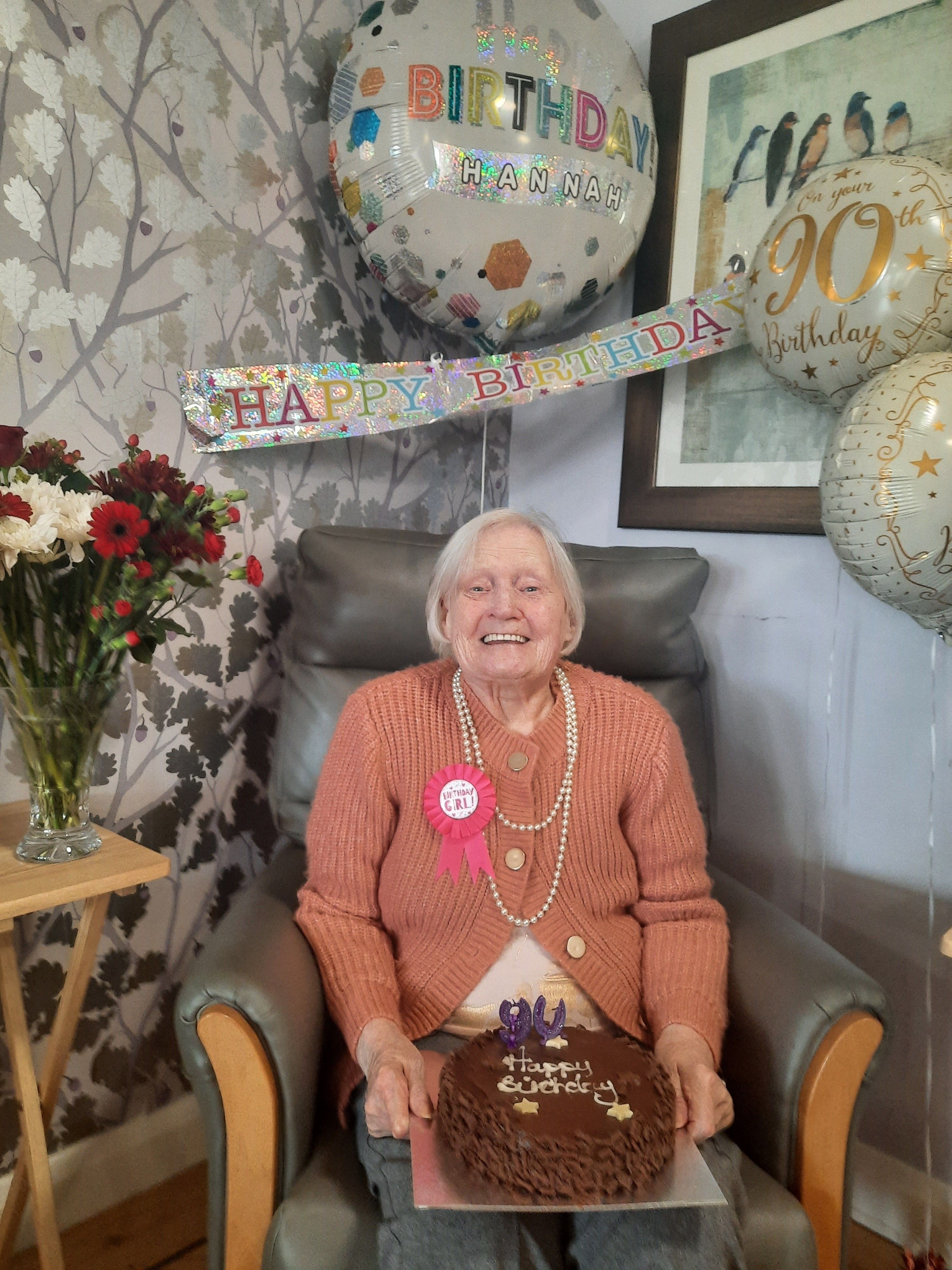 Twins' transatlantic reunion for 90th birthday celebrations