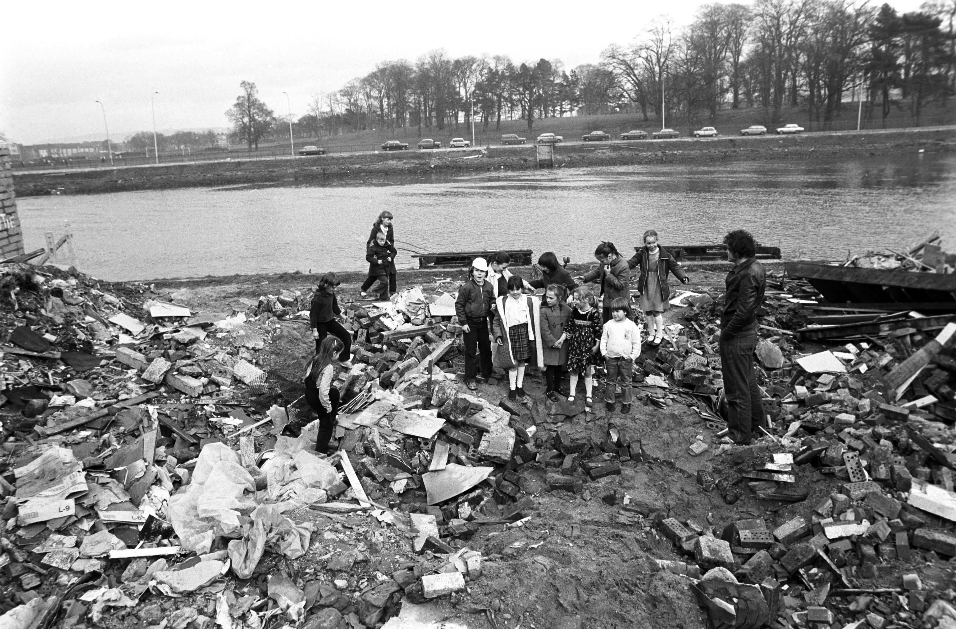 EYE ON THE PAST: May 1982 – After explosion Short Strand residents ...